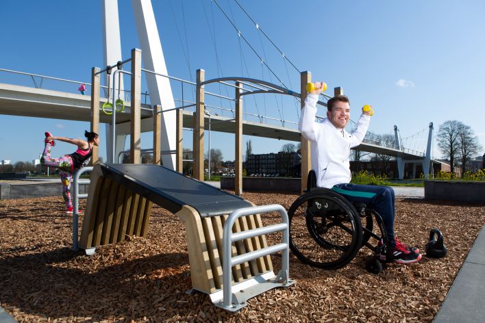 Aangepaste rolstoel geeft vrijheid en zelfstandigheid - Welzorg.nl